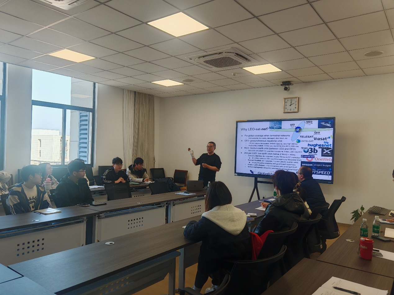 潘建平教授为校区学生作题为“低地球轨道卫星网络测量”的学术报告