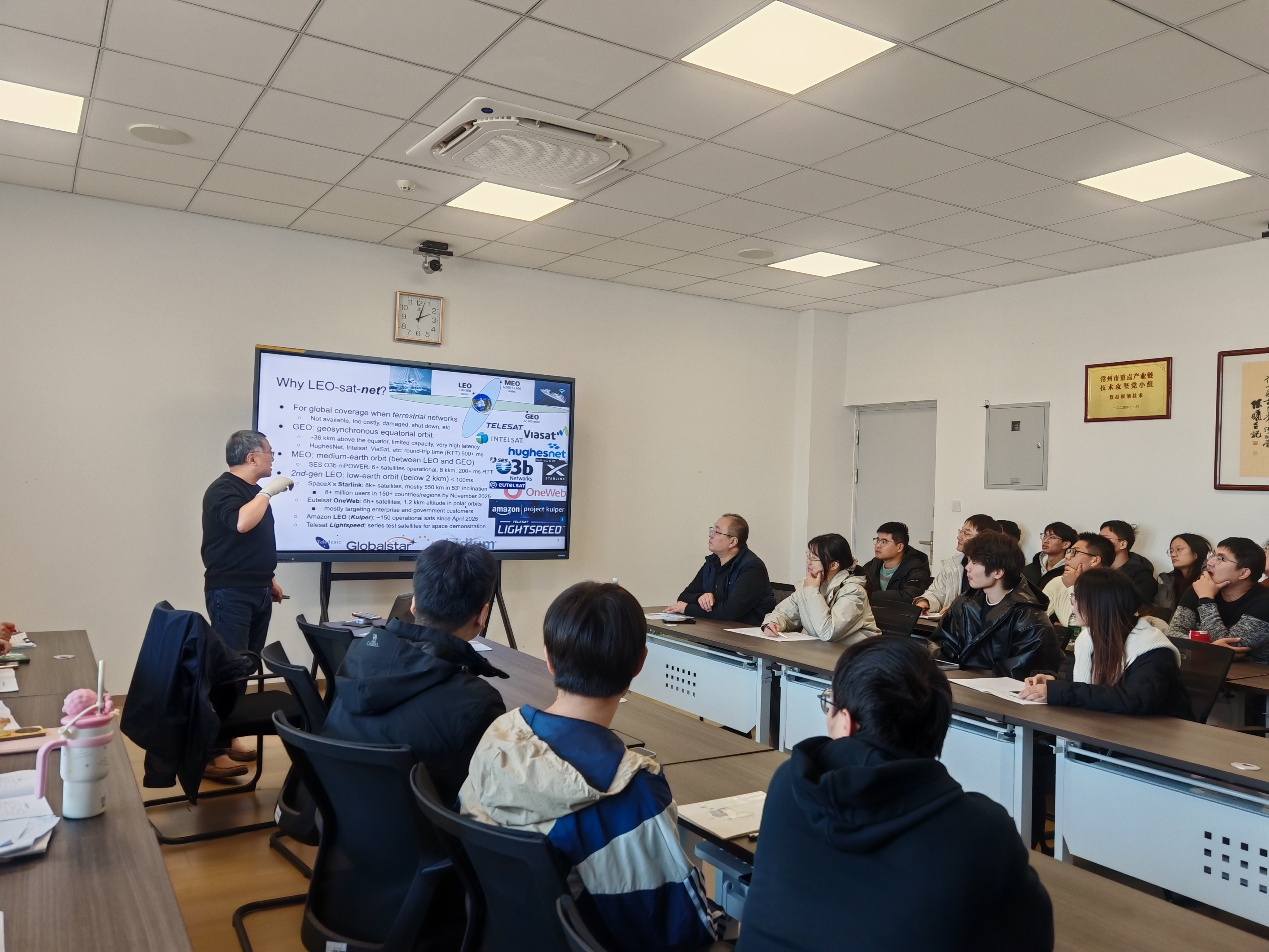 潘建平教授为校区学生作题为“低地球轨道卫星网络测量”的学术报告